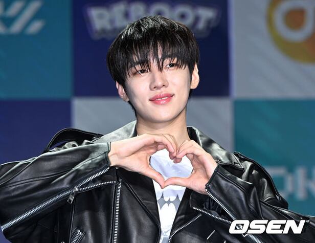 [사진]DKZ 재찬,'하트 받으세요' - 조선비즈