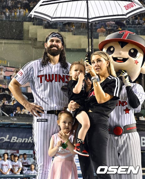 Casey Kelly makes MLB comeback after LG Twins farewell, signs with ...