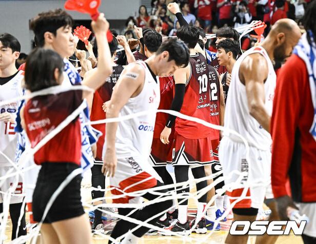 [사진]2차전 승리 KGC,'1승 1패 승부는 원점으로' - 조선비즈